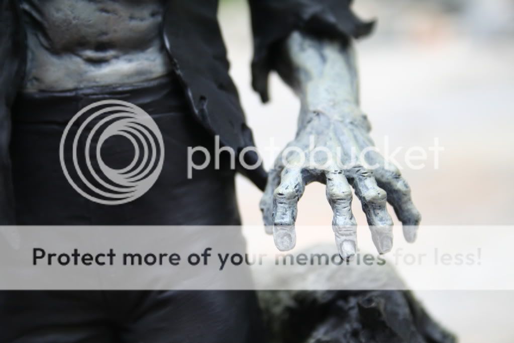 BOWEN DESIGNS - The Zombie statue