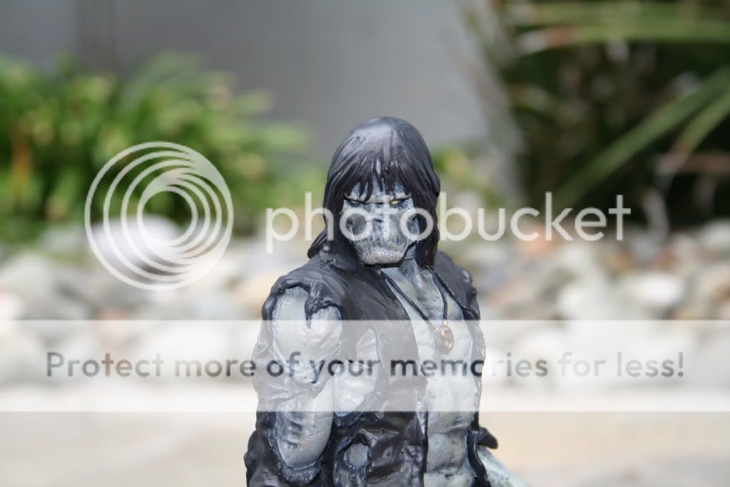 BOWEN DESIGNS - The Zombie statue